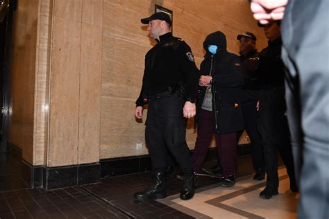 Доведоха убийцата Красимира Трифонова в съдебната зала с белезници и