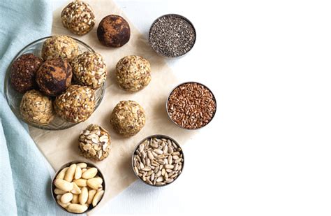 컵과 양피지 흰색 배경에 에너지 공 날짜 아마 씨 참깨 해바라기 치아로 만든 채식 음식 간식을 위한 건강한 음식 상단 보기 복사 공간 0명에 대한 스톡 사진 및 기타 이미지