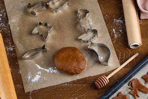 견과류를 곁들인 향기로운 진저브레드 쿠키 진저 브레드를 굽는 과정 겨울에 대한 스톡 사진 및 기타 이미지 겨울 계절 계피 Istock