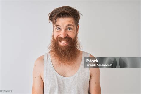 얼굴에 행복하고 시원한 미소와 고립 된 회색 배경 위에 서 티셔츠를 입고 젊은 빨간 머리 아일랜드남자 운이 좋은 사람 T 셔츠에 대한 스톡 사진 및 기타 이미지 Istock