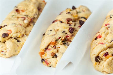 전통적인 크리스마스 Stollen 파이는 오븐에서 구울 준비가되었습니다 건포도와 설탕에 절인 과일로 독일 크리스마스 빵 만들기 흰색 배경입니다 크리스마스 과자 조리법에 대