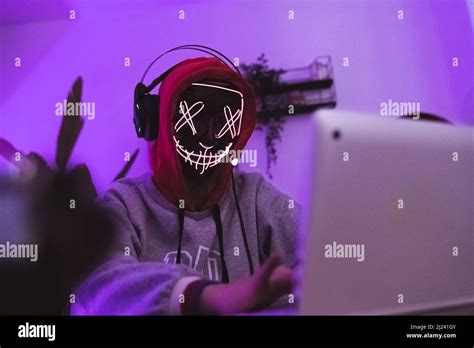Computer hacker anonymous mask hi-res stock photography and images - Alamy
