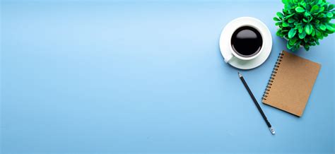 플랫 레이 상단 보기 사무실 테이블 책상 작업 공간 노트북 사무용품 연필 녹색 잎 블루 배경에 커피 컵 0명에 대한 스톡 사진