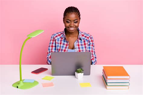 지능형 쾌활한 아가씨 사용 무선 넷북 워크 스테이션 바탕 화면 분홍색 배경에 고립 된 사진 땋은 머리에 대한 스톡 사진 및 기타 이미지 땋은 머리 18 19세 검정