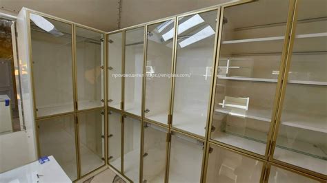стъклени витрини остъкление за гардеробна със златни профили и клиър вижън стъкла Ениглас