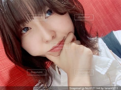 赤い背景と女性の写真・画像素材 6121144 Snapmart（スナップマート）