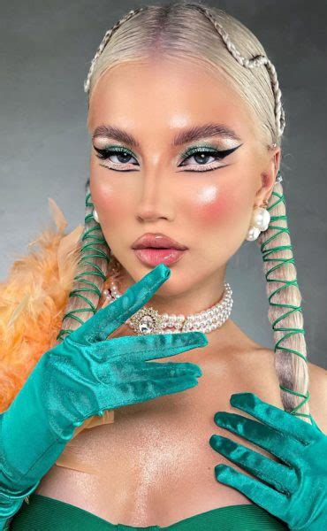 22 Glam Festive Season Makeup Ideas Green Eyeshadow Playful Graphic