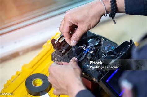 배너 템플릿 기술자 광섬유 융합 접합 광섬유 융합 접합 기계 작업 중인 광섬유 케이블 접합 기계와 케이블 인터넷 신호 및 와이어 연결을 연결하는 작업자 건설 산업에 대한