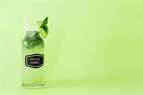 레모네이드 병 덮어쓴된 여름 느낌 민트와 라임과 라임 색상 배경에 피 펫의 조각와 함께 쓰는 공간 0명에 대한 스톡 사진 및 기타 이미지 Istock