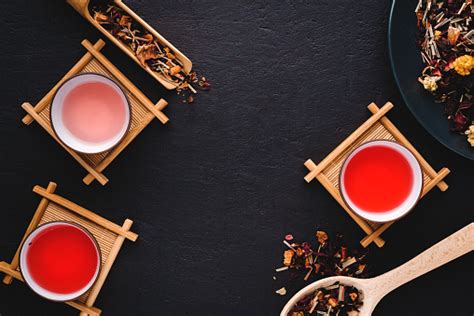 나무 그릇에 다른 향기로운 천연 붉은 과일 차의 세트 마른 차 잎과 검은 콘크리트 배경에 접시 나무 국자 복사 공간 상단보기 0명에 대한 스톡 사진 및 기타 이미지 Istock