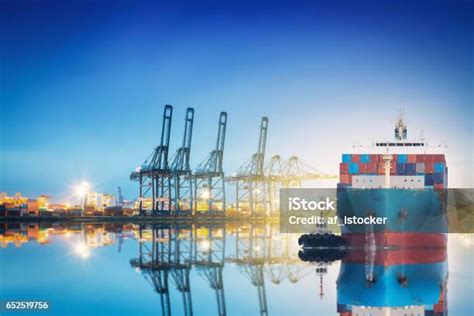 국제 컨테이너 화물 선박 조선소 배경 물류에서 크레인 다리를 근무와 함께 수출 배경 가져오고 산업 수송 0명에 대한 스톡 사진