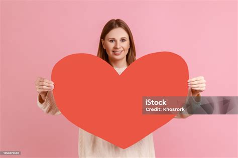 카메라에 큰 빨간 마음을 들고 사랑과 긍정적 인 감정을 표현하는 금발 여자 30 34세에 대한 스톡 사진 및 기타 이미지 30 34세 건강관리와 의술 건강한 생활방식