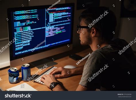 9413 Geek On Computer 图片、库存照片和矢量图 Shutterstock