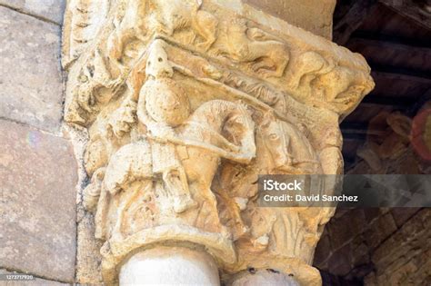 부르고스의 레볼레도 드 라 토레 교회의 세부 사항 멋진 로마네스크 포르티코교회 카스티야 이 레온 스페인 0명에 대한 스톡 사진