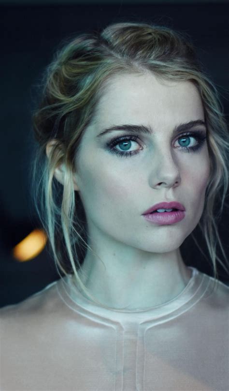 Скачать обои Blue Eyes Look Blonde Actress Dark Background Lucy