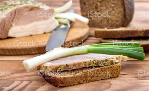 구운 돼지 고기와 파 성분이 있는 양파를 샌드위치 하 고 식탁에 샌드위치 0명에 대한 스톡 사진 및 기타 이미지 0명 건강한 생활방식 건강한 식생활 Istock