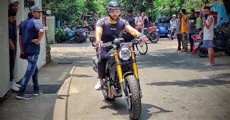 Bollywood Actor Kartik Aaryan Buys 447 Crore Rupee Range Rover Luxury Suv