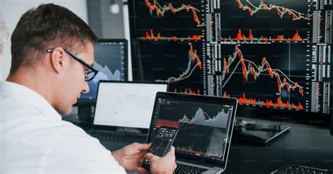 젊은 남성 주식 중계자는 사무실에서 실내에서 일합니다 많은 디스플레이 사진 Unsplash의 투자하다 이미지