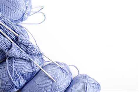 파란색 원사와 뜨개질 바늘의 공 흰색 배경입니다 공간을 복사합니다 여성의 바느질의 개념 0명에 대한 스톡 사진 및 기타 이미지 Istock