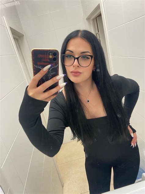 Selfie at work : r/TrapCuties