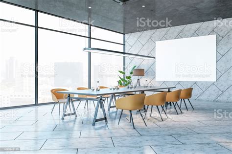회색 벽 배경에 로고나 텍스트를 위한 공간이 있는 빈 흰색 포스터의 투시도는 큰 창문과 세련된 가구에서 도시 전망을 감상할 수 있는 넓은 회의실에 있습니다 3d 렌더링 모형