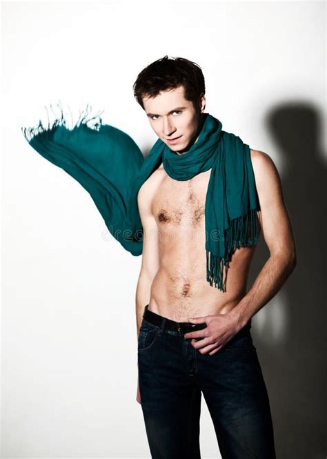 Парень с голым торсом и зеленый платок на шее Стоковое Изображение изображение насчитывающей