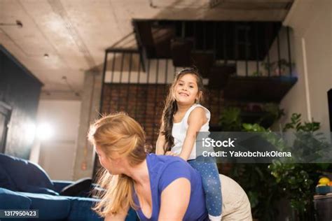 그녀의 뒤에서 그녀의 딸과 함께 무릎에 서 스포츠웨어를 입고 여자 2명에 대한 스톡 사진 및 기타 이미지 2명 30 34세 4 5세 Istock