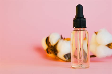 핑크 배경에 피펫과 면 나뭇 가지가있는 세럼 또는 오일 병 0명에 대한 스톡 사진 및 기타 이미지 0명 건강관리와 의술 광고 Istock