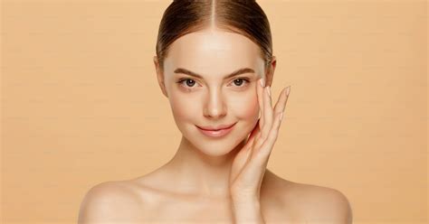 갈색 눈과 빛나는 피부를 가진 젊은 아름다운 여성의 초상화는 베이지색 배경에 고립되어 있다 스킨케어 컨셉 사진 Unsplash의 한 명의 여성만 이미지