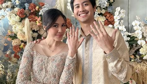 15 Inspirasi Baju Lamaran Couple Yang Manis Serasi Abis