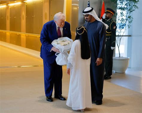 استقبال عجیب از ترامپ توسط دختران جوان همراه با رقص شمشیر در فرودگاه