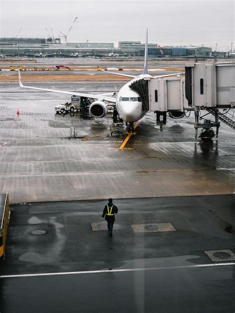 Persona Caminando Hacia El Avión En El Aeropuerto · Fotos De Stock