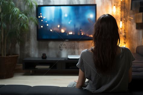 在沙发上看电视高清图片下载 正版图片600810168 摄图网
