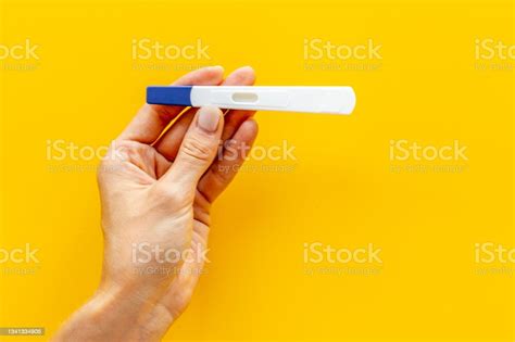임신 검사를 들고 있는 여자 최고 보기 임신 한 여성 건강 관리 개념 건강 검진에 대한 스톡 사진 및 기타 이미지 건강 검진 건강 검진 결과 건강관리와 의술 Istock