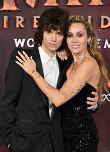 Miley Cyrus Che Ha Mostrato Per La Prima Volta Lanello Di