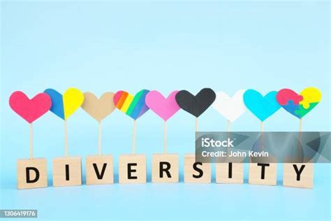 문화 인종 성별 연령 및 일반 평등 포용 사랑 및 다양성 개념 파란색 배경의 여러 가지 빛깔의 하트 모양 아이콘 다양성에 대한