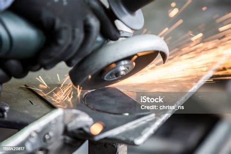 분쇄기로 금속 물체를 연마하는 마스크와 장갑을 가진 장인의 클로즈업 그는 보호 옷장을 입고 있다 강철에 대한 스톡 사진 및 기타 이미지 Istock