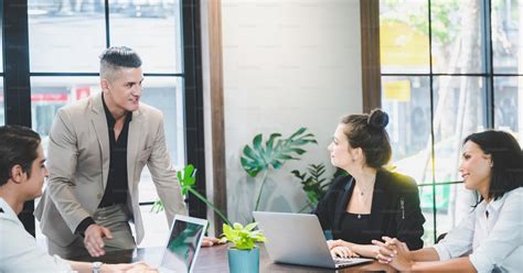 비즈니스 파트너 팀 협력 동료 파트너십과의 브레인 스토밍 및 악수 계약 거래 프로젝트 고객과의 임원 토론 비즈니스 관리자의 팀워크 사진 Unsplash의 성공 이미지